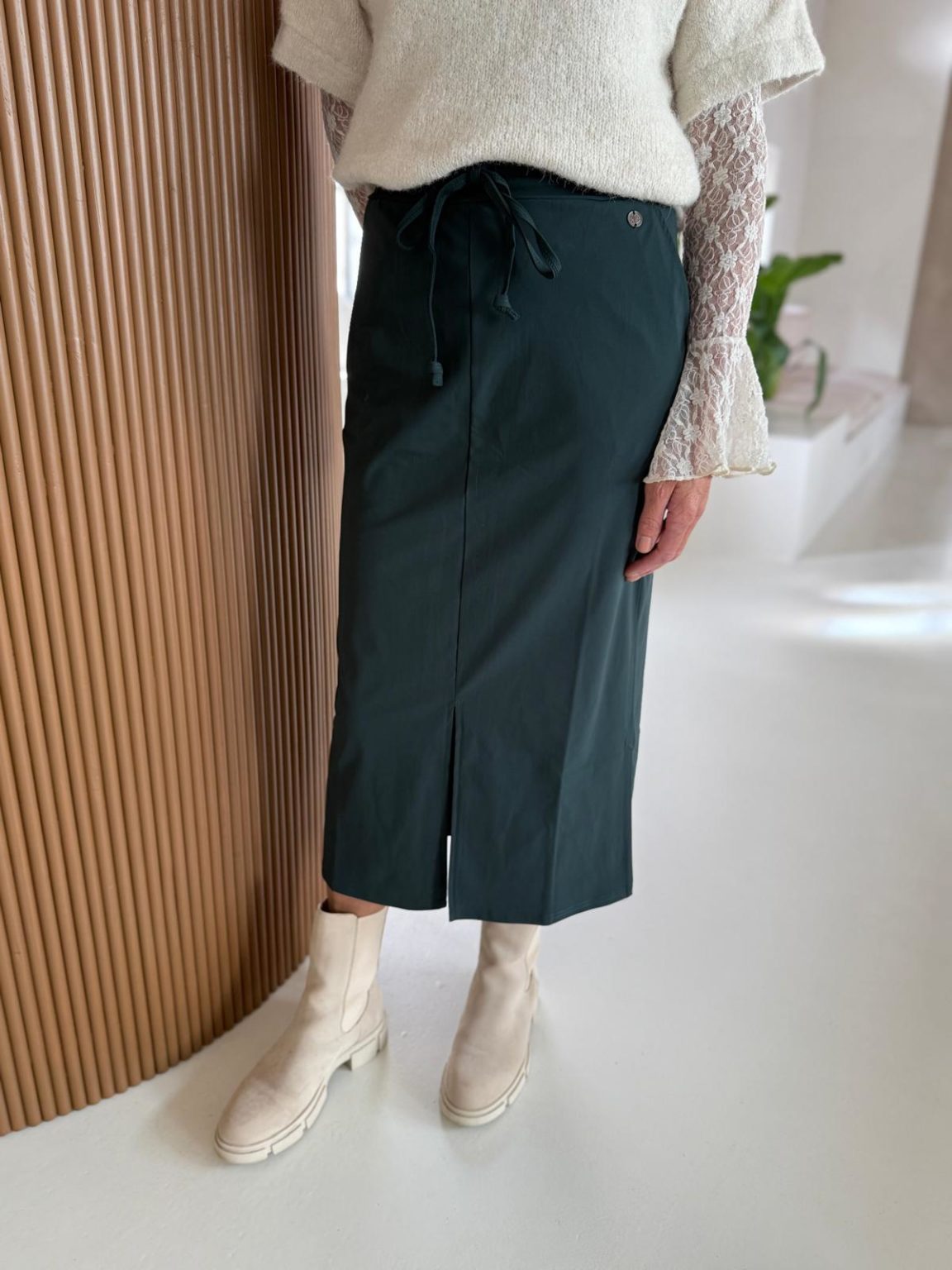 Triple Nine travel rok split velvet green - Rients Pama Damesmode